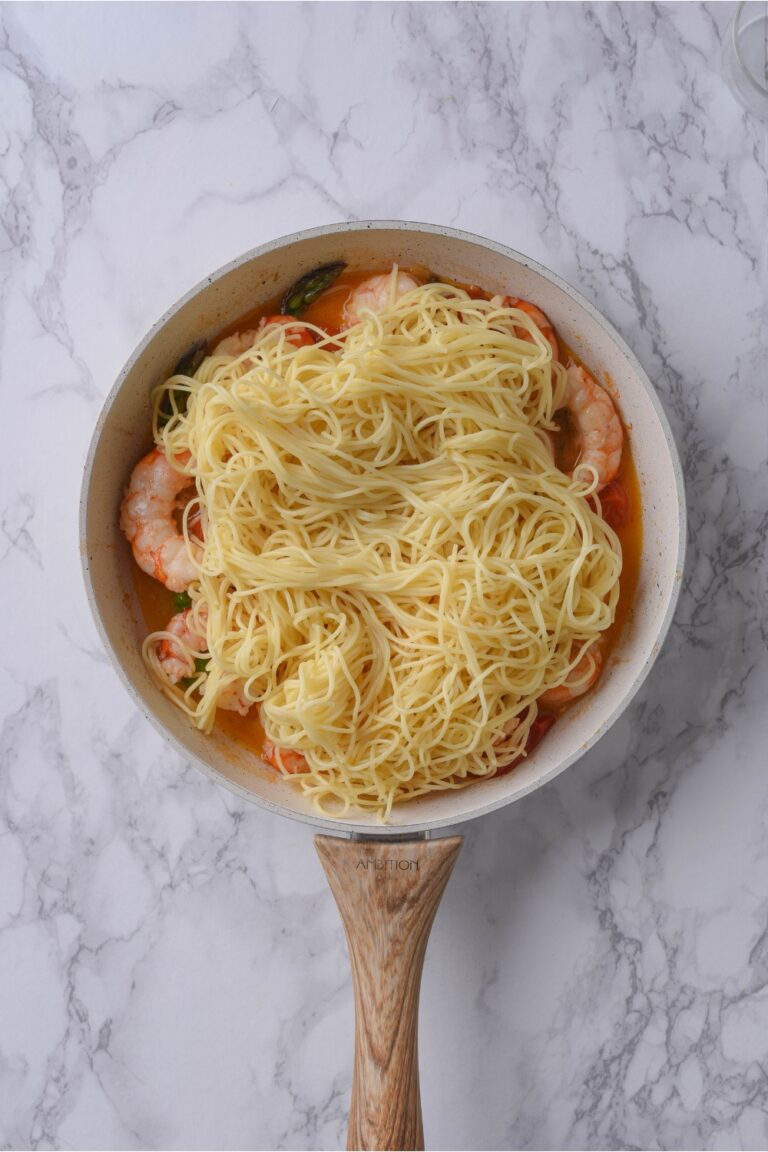 EASY Olive Garden Shrimp Scampi Recipe (Just 15 Minutes To Make)