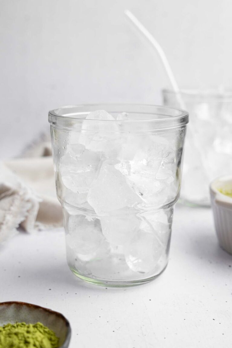Iced Matcha Latte Recipe (Quick and Easy)